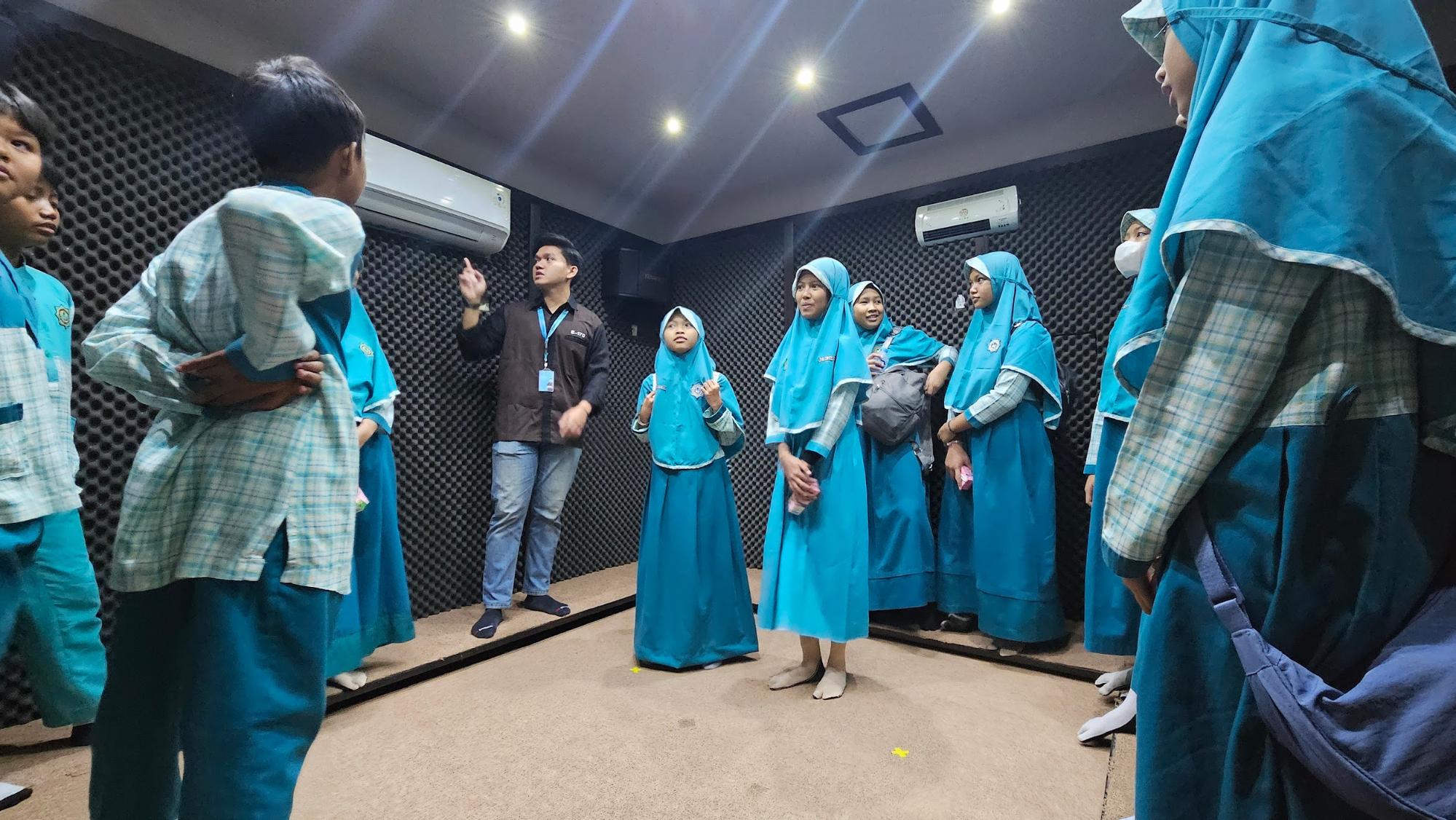 Industrial Engineering UII Receives Visit from Hidayatullah Integral ...